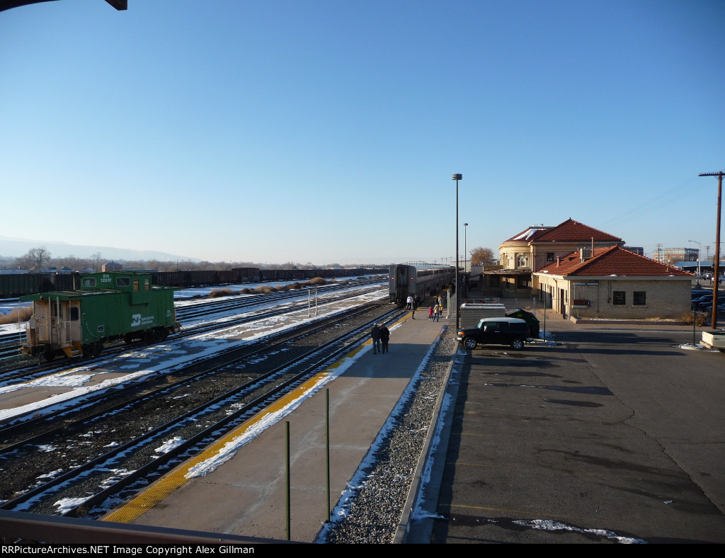 BN 12517, Amtrak 5 & The Depot